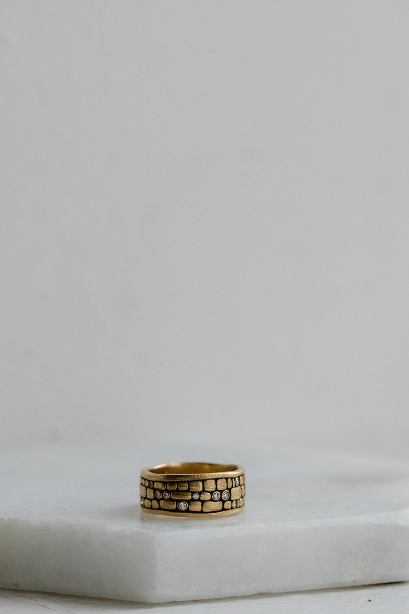 Alex Sepkus 'Old Bridge' Band – 18K Yellow Gold – Donald Haack Diamonds